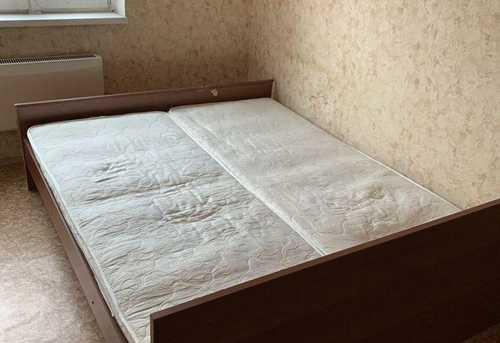 Кровать двуспальная деревянная с матрасом