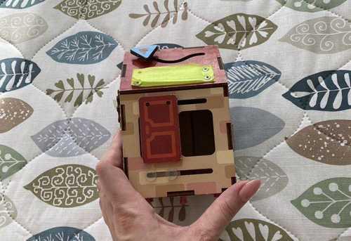 Домик-бизиборд игрушка деревянная