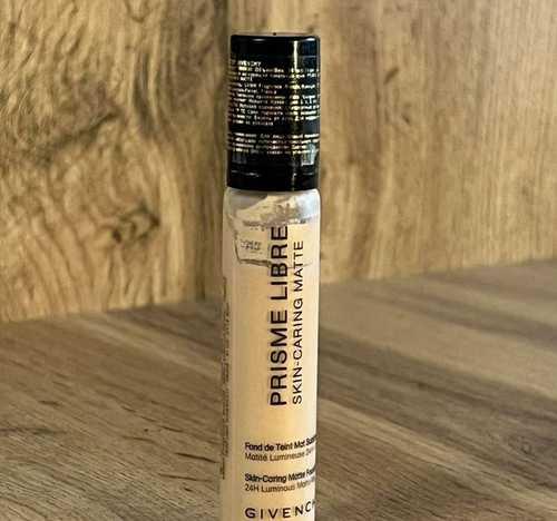 Тональный крем Givenchy Prisme Libre Matte