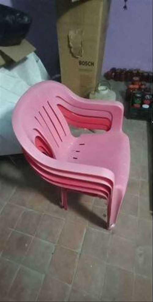 Пластиковый стол и стулья