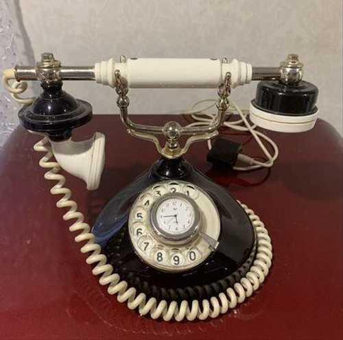 Старинный телефон. Ретро телефон