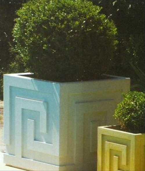 Вазон большой кубический с греческим орнаментом