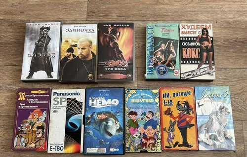 11 кассет с фильмами и мультфильмами