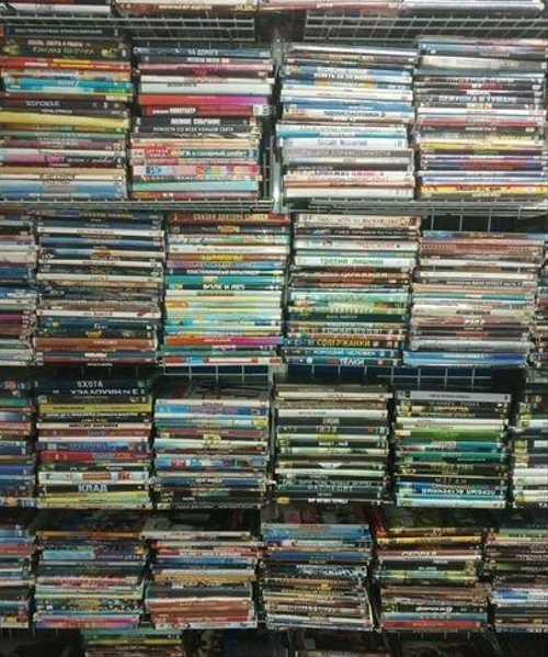 Диски DVD с фильмами, футляры от дисков