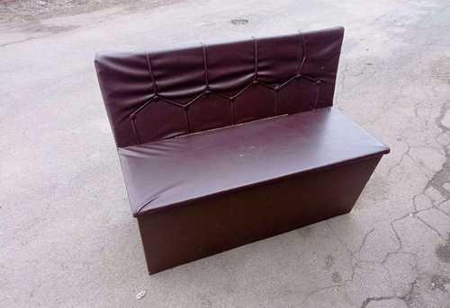 Удобное сиденье со спинкой коричневого цвета