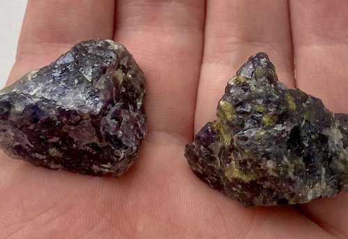 Фиалковый сапфир иолит кордиерит минерал камень