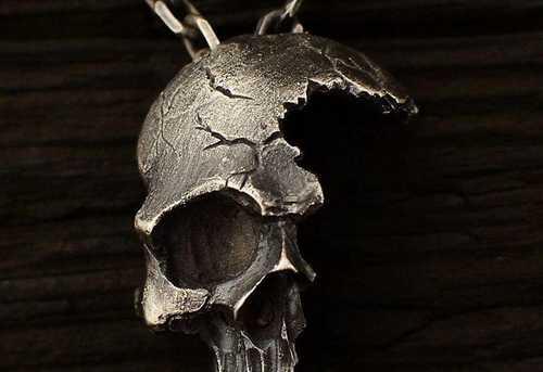 Кулон в готическом стиле с черепом