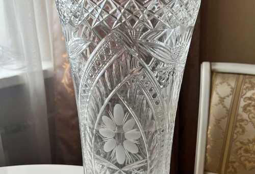 Большая хрустальная ваза для высоких цветов