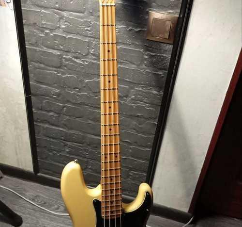 Бас-гитара Precision Bass Япония