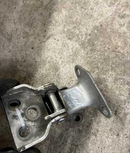 Петля дверная передняя правая Toyota Lite Ace CR31
