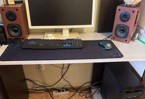 Компьютерный стол, игровой компьютер