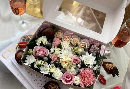 Подарочный набор с цветами, конфетами и клубникой