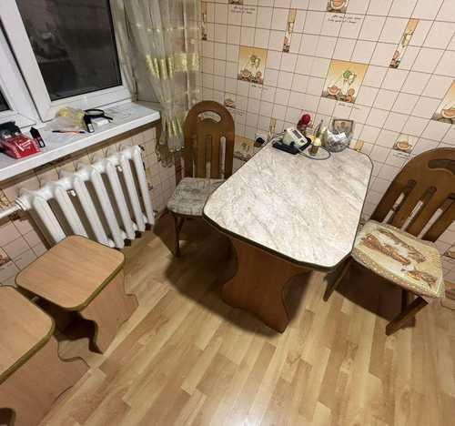 Кухонный стол, 2 деревянных стула и 2 табуретки