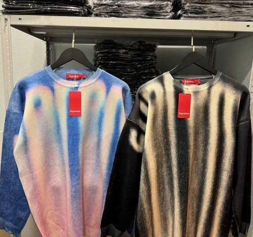 Свитшот supreme blurred logo на руках