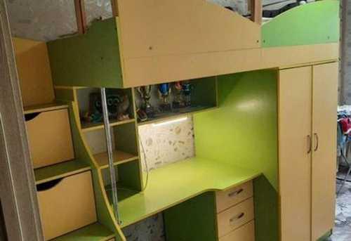 Детский уголок кровать стол шкаф