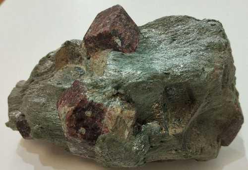 Гранаты альмандины в породе камень минерал