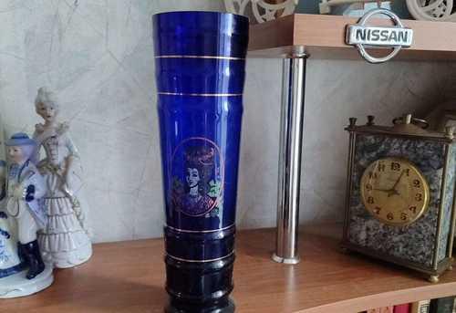 Винтажная ваза и синего стекла
