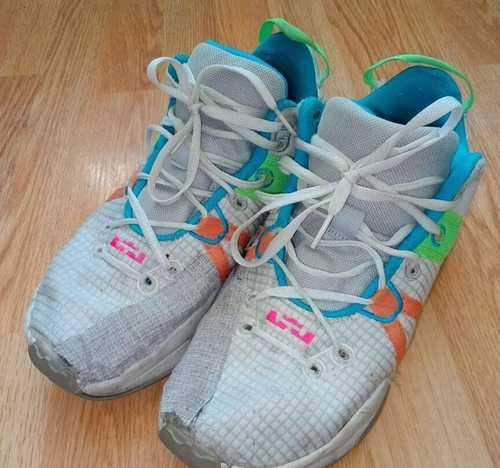 Nike LeBron witness 7