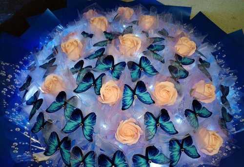 Букет из бабочек и мыльных роз