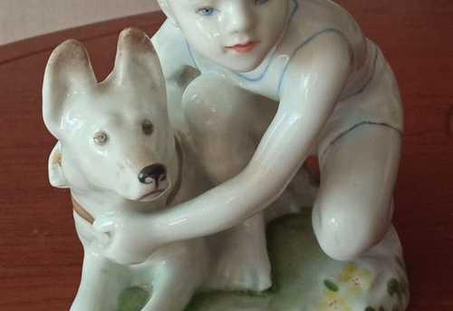 Статуэтка мальчик с собакой лфз