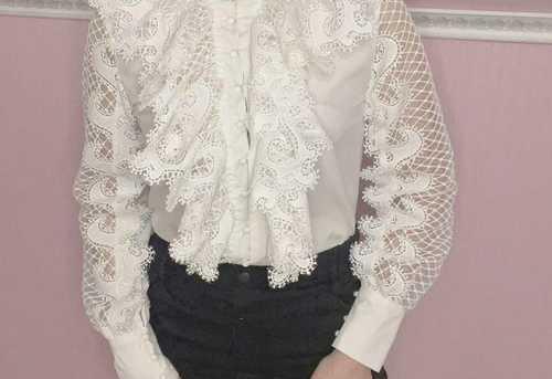 Женская блузка с кружевными оборками
