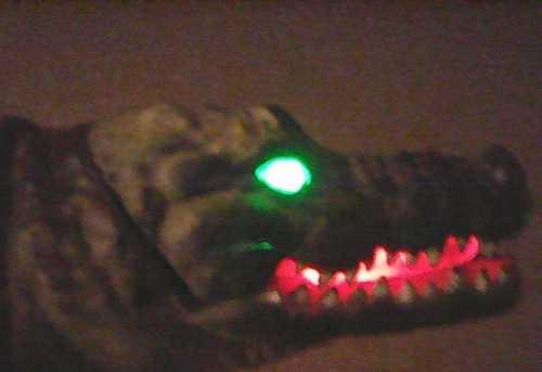 Игрушечный крокодил светится в темноте поёт