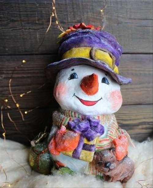 Ватная игрушка под ёлочку " Снеговик с подарками"