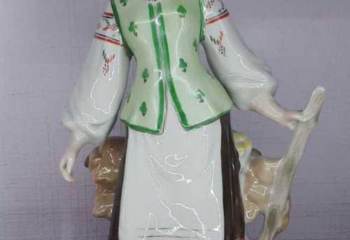 Фарфоровая статуэтка Девушка у плетня зхк Полонне