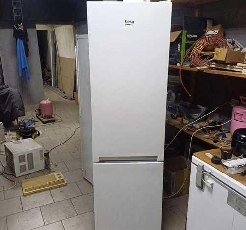 Холодильник Beko 180 см