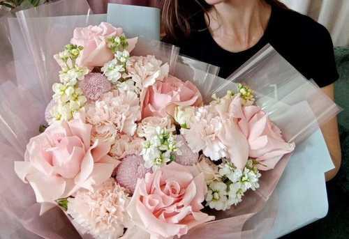 Букет цветов с розами облачно-розового цвета