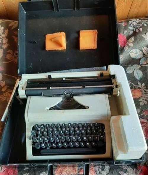 Печатная пишущая машинка Любава