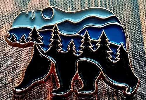 Медведь в таежных лесах значок металлический