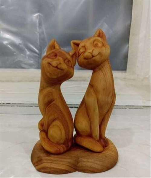Кот и кошечка из дерева