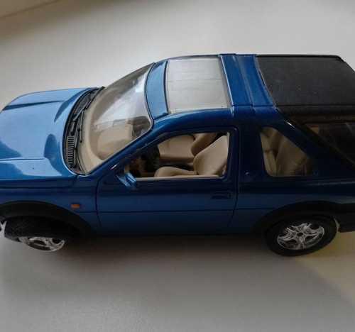 Модель автомобиля Land Rover Freelander (1:24)