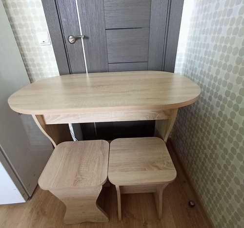 Стол кухонный и табурет