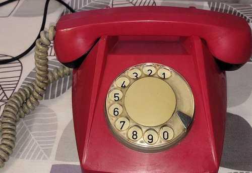 Старый красный телефон СССР