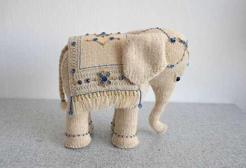 Слон вязаный подарочный