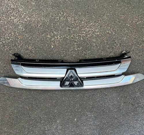 Решетка радиатора mitsubishi outlander 3