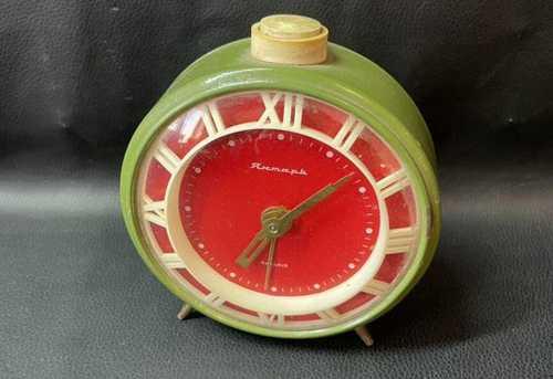 Часы будильник СССР янтарь
