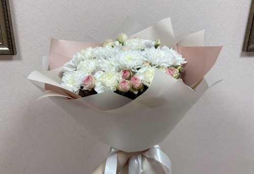 Сборный букет из кусотвой розы и хризантем