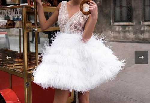 Свадебное коктейльное платье с перьями