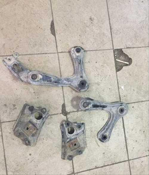 Крепления подрамника Toyota RAV4