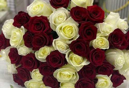 Букет роз 51 белые и красные розы