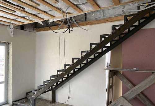 Металлический каркас лестницы, без посредников