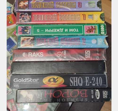 Видеокассеты vhs8 штук