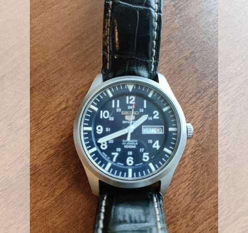 Мужские наручные часы Seiko 5 Sports snzg11J