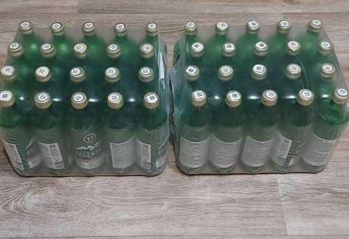Пустые стеклянные бутылки из под Ессентуки