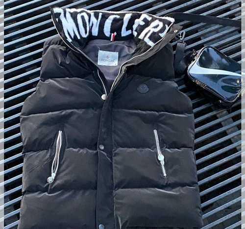 Жилетка Moncler с белым воротником