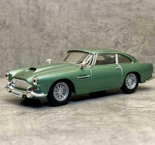 Коллекционная модель Aston Martin DB4 1:43