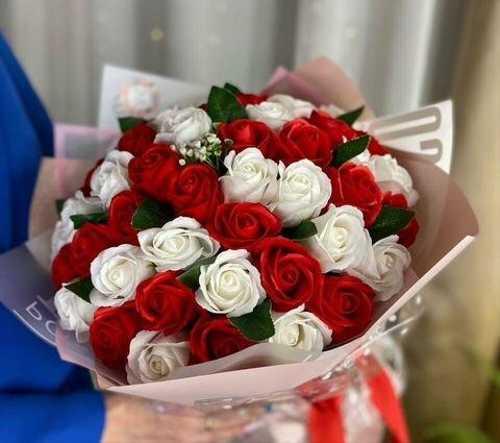 Мыльные розы букет красные и белые 51 штука